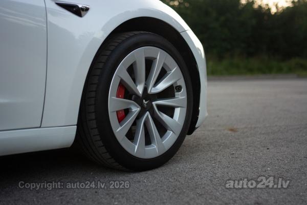 Balts Tesla Model 3 2020 Pērnava, ar dzinēja tilpumu 0.00 L un nobraukumu 62 tūkst. km par 21990 €, foto 9 vietnē AUTOMOTO.COM.LV