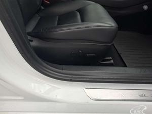 White Tesla Model 3 2020 in Vilnius, with an engine capacity of 0.00 L and mileage of 172 thousand km for 15400 €, photo 8 on AUTOMOTO.COM.LV