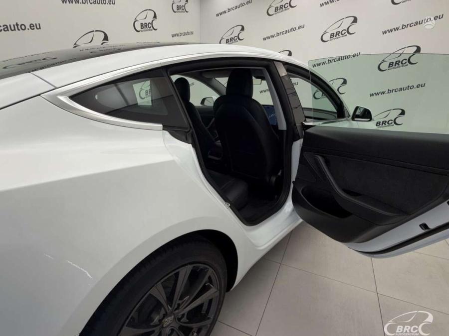 White Tesla Model 3 2020 in Vilnius, with an engine capacity of 0.00 L and mileage of 172 thousand km for 15400 €, photo 14 on AUTOMOTO.COM.LV