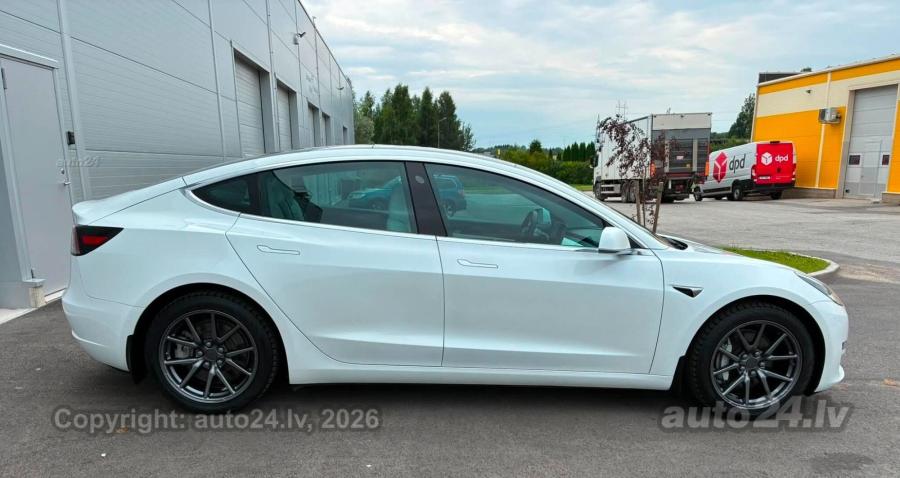 White Tesla Model 3 2020 in Viljandi, with an engine capacity of 0.00 L and mileage of 130 thousand km for 27999 €, photo 4 on AUTOMOTO.COM.LV