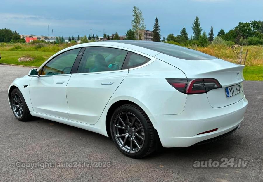 White Tesla Model 3 2020 in Viljandi, with an engine capacity of 0.00 L and mileage of 130 thousand km for 27999 €, photo 6 on AUTOMOTO.COM.LV