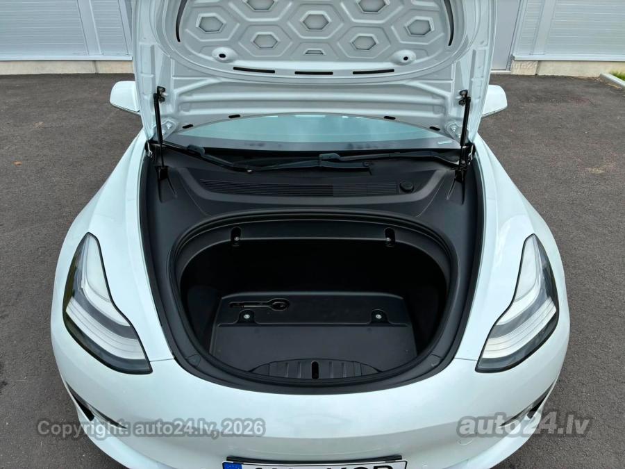 White Tesla Model 3 2020 in Viljandi, with an engine capacity of 0.00 L and mileage of 130 thousand km for 27999 €, photo 9 on AUTOMOTO.COM.LV