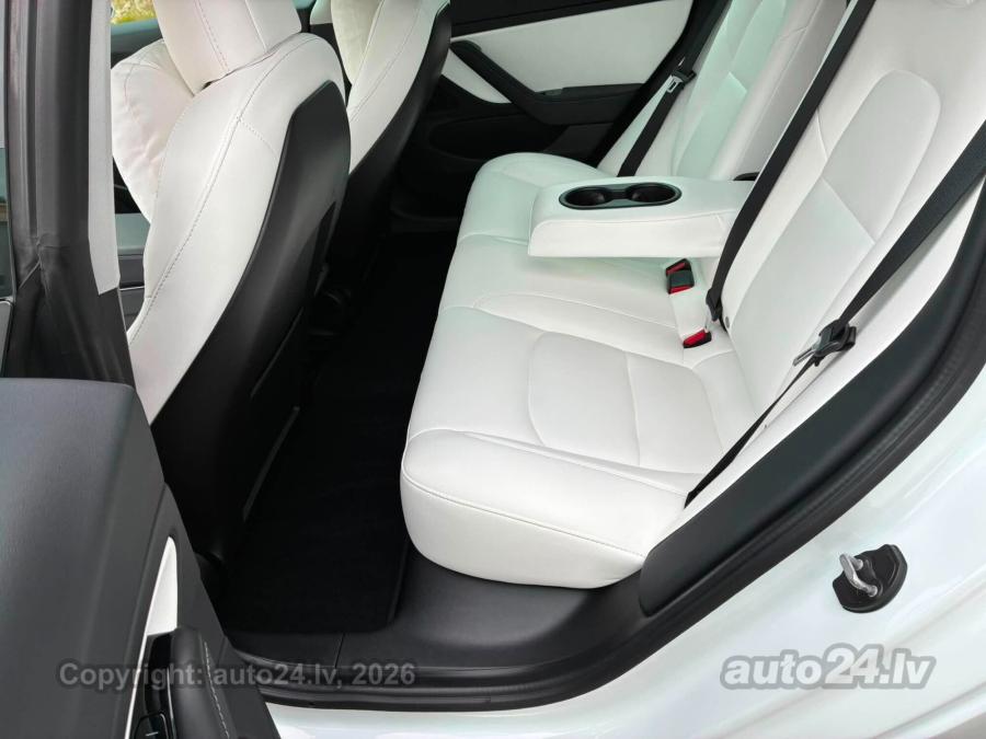 White Tesla Model 3 2020 in Viljandi, with an engine capacity of 0.00 L and mileage of 130 thousand km for 27999 €, photo 12 on AUTOMOTO.COM.LV