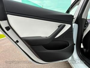 White Tesla Model 3 2020 in Viljandi, with an engine capacity of 0.00 L and mileage of 130 thousand km for 27999 €, photo 13 on AUTOMOTO.COM.LV