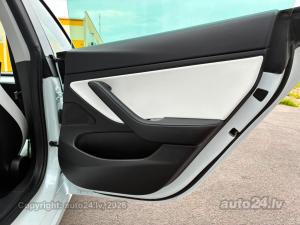 White Tesla Model 3 2020 in Viljandi, with an engine capacity of 0.00 L and mileage of 130 thousand km for 27999 €, photo 15 on AUTOMOTO.COM.LV