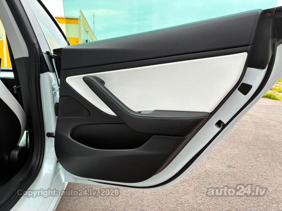 White Tesla Model 3 2020 in Viljandi, with an engine capacity of 0.00 L and mileage of 130 thousand km for 27999 €, photo 15 on AUTOMOTO.COM.LV