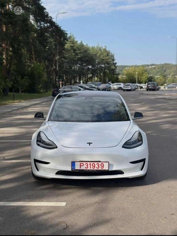 White Tesla Model 3 2020 in Kaunas, with an engine capacity of 0.00 L and mileage of 117 thousand km for 18800 €, photo 1 on AUTOMOTO.COM.LV