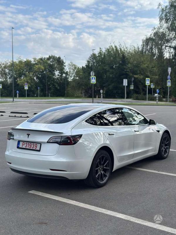 White Tesla Model 3 2020 in Kaunas, with an engine capacity of 0.00 L and mileage of 117 thousand km for 18800 €, photo 5 on AUTOMOTO.COM.LV