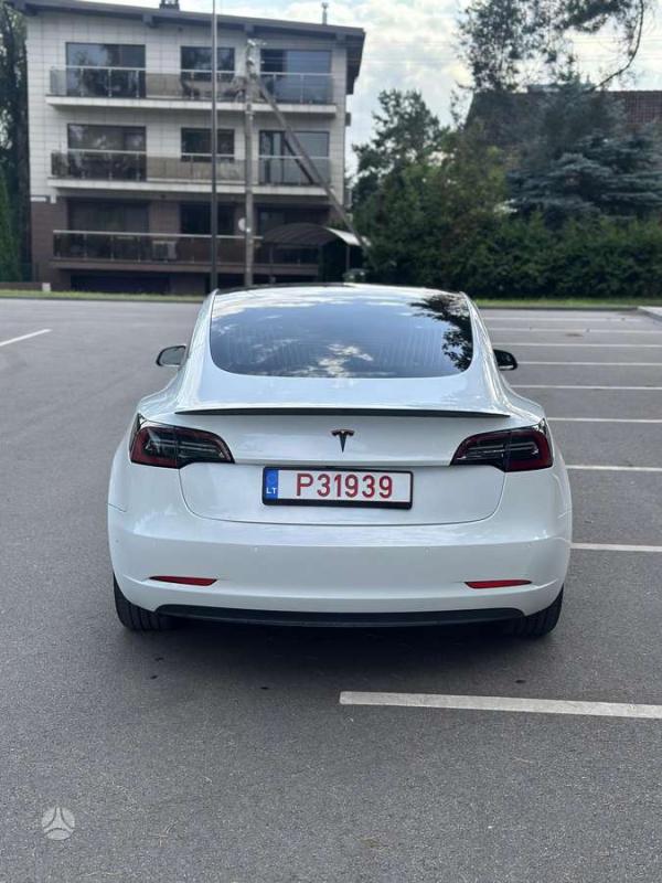 White Tesla Model 3 2020 in Kaunas, with an engine capacity of 0.00 L and mileage of 117 thousand km for 18800 €, photo 6 on AUTOMOTO.COM.LV