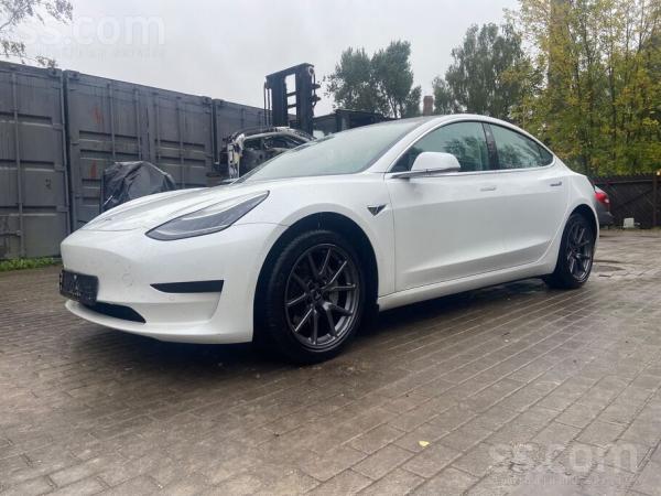 Белый Тесла Модель 3 2020 в Рига, объемом двигателя 0.00 л и пробегом 147 тыс. км за 15000 €, фото 3 на AUTOMOTO.COM.LV