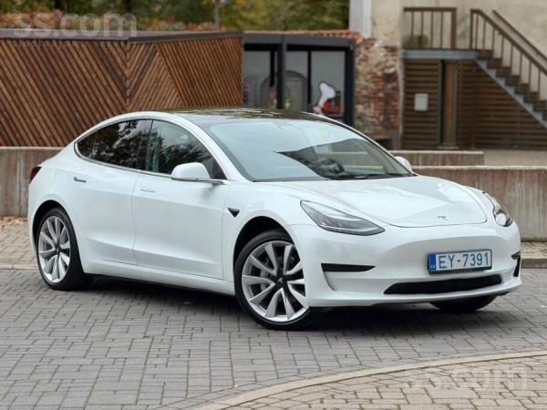 White Tesla Model 3 2020 in Jelgava, with an engine capacity of 0.00 L and mileage of 124 thousand km for 19500 €, photo 1 on AUTOMOTO.COM.LV