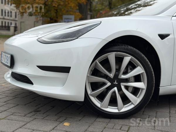 White Tesla Model 3 2020 in Jelgava, with an engine capacity of 0.00 L and mileage of 124 thousand km for 19500 €, photo 3 on AUTOMOTO.COM.LV