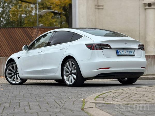 White Tesla Model 3 2020 in Jelgava, with an engine capacity of 0.00 L and mileage of 124 thousand km for 19500 €, photo 6 on AUTOMOTO.COM.LV