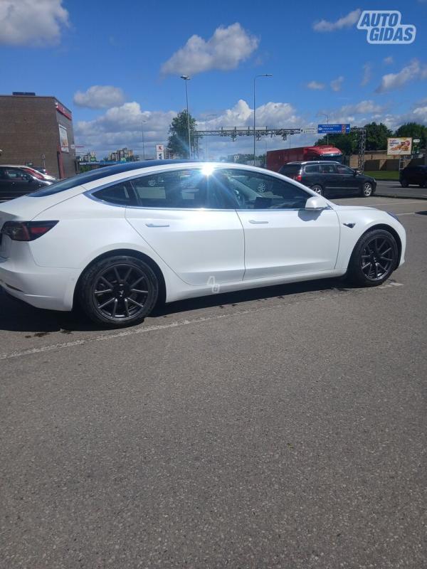 White Tesla Model 3 2020 in Vilnius, with an engine capacity of 0.00 L and mileage of 239 thousand km for 17600 €, photo 9 on AUTOMOTO.COM.LV