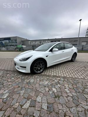 White Tesla Model 3 2021 in Riga, with an engine capacity of 0.00 L and mileage of 62 thousand km for 21640 €, photo 1 on AUTOMOTO.COM.LV