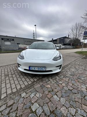 White Tesla Model 3 2021 in Riga, with an engine capacity of 0.00 L and mileage of 62 thousand km for 21640 €, photo 2 on AUTOMOTO.COM.LV