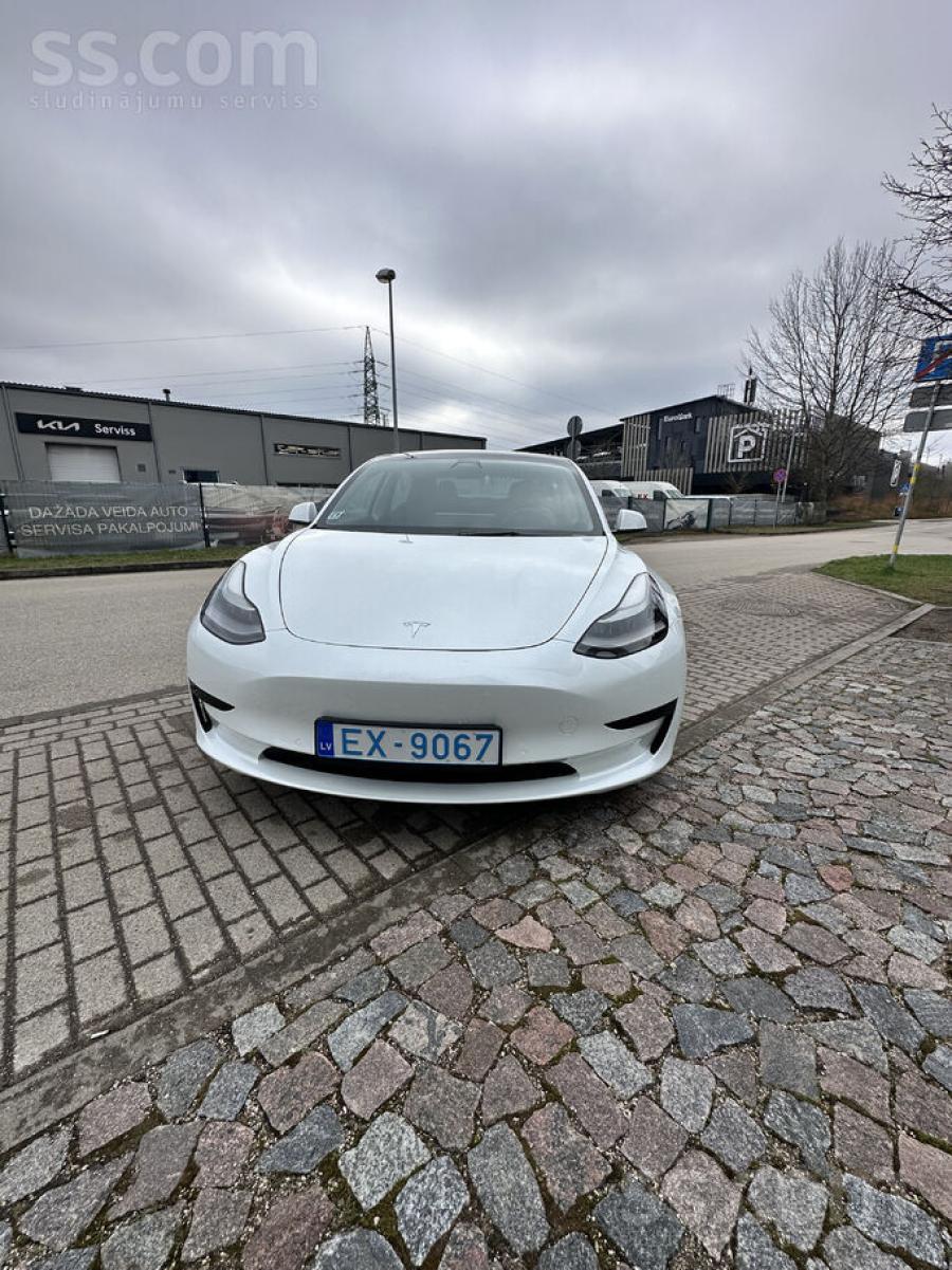 White Tesla Model 3 2021 in Riga, with an engine capacity of 0.00 L and mileage of 62 thousand km for 21640 €, photo 2 on AUTOMOTO.COM.LV