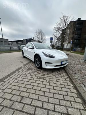 White Tesla Model 3 2021 in Riga, with an engine capacity of 0.00 L and mileage of 62 thousand km for 21640 €, photo 3 on AUTOMOTO.COM.LV