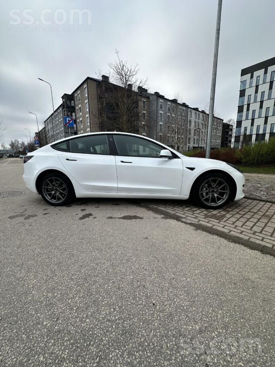 White Tesla Model 3 2021 in Riga, with an engine capacity of 0.00 L and mileage of 62 thousand km for 21640 €, photo 4 on AUTOMOTO.COM.LV