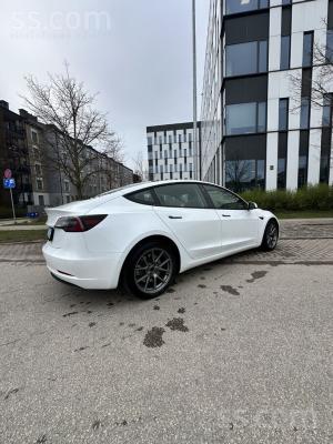 White Tesla Model 3 2021 in Riga, with an engine capacity of 0.00 L and mileage of 62 thousand km for 21640 €, photo 5 on AUTOMOTO.COM.LV