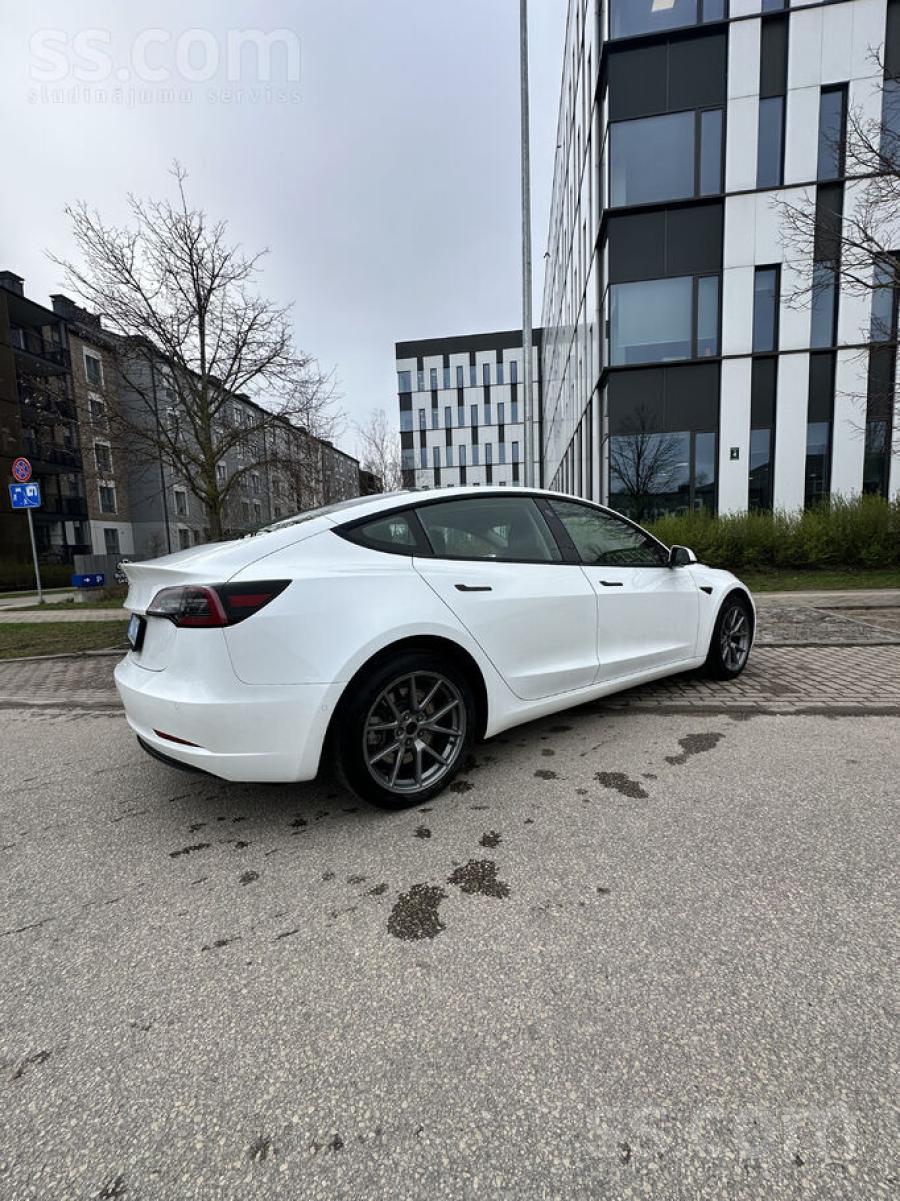 White Tesla Model 3 2021 in Riga, with an engine capacity of 0.00 L and mileage of 62 thousand km for 21640 €, photo 5 on AUTOMOTO.COM.LV