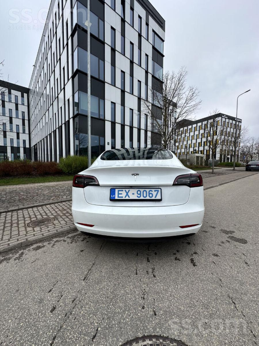 White Tesla Model 3 2021 in Riga, with an engine capacity of 0.00 L and mileage of 62 thousand km for 21640 €, photo 6 on AUTOMOTO.COM.LV
