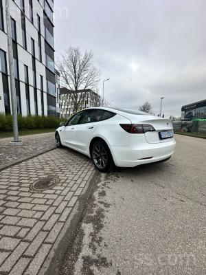 White Tesla Model 3 2021 in Riga, with an engine capacity of 0.00 L and mileage of 62 thousand km for 21640 €, photo 7 on AUTOMOTO.COM.LV