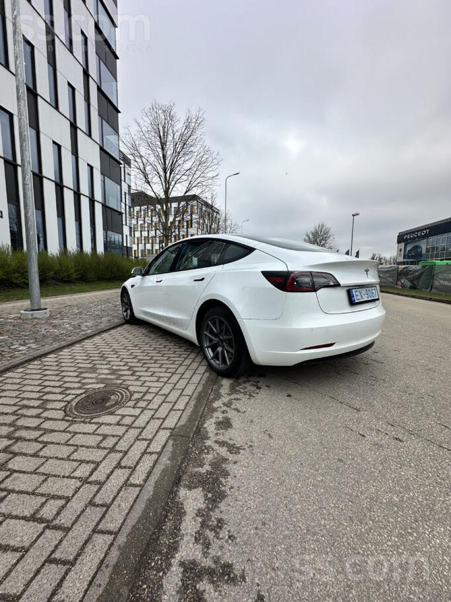 White Tesla Model 3 2021 in Riga, with an engine capacity of 0.00 L and mileage of 62 thousand km for 21640 €, photo 7 on AUTOMOTO.COM.LV
