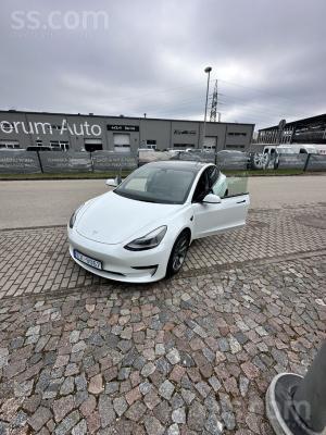 White Tesla Model 3 2021 in Riga, with an engine capacity of 0.00 L and mileage of 62 thousand km for 21640 €, photo 9 on AUTOMOTO.COM.LV