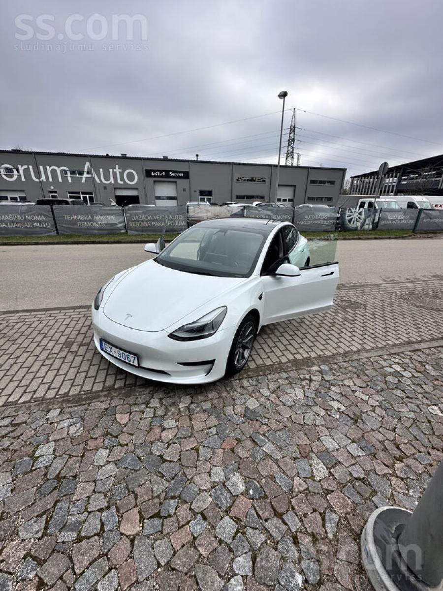 White Tesla Model 3 2021 in Riga, with an engine capacity of 0.00 L and mileage of 62 thousand km for 21640 €, photo 9 on AUTOMOTO.COM.LV