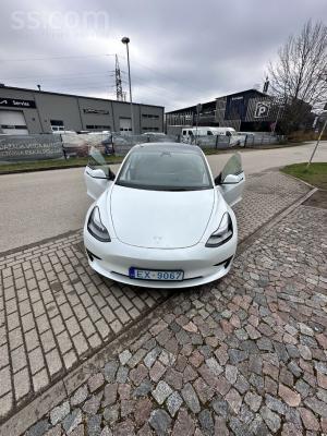 White Tesla Model 3 2021 in Riga, with an engine capacity of 0.00 L and mileage of 62 thousand km for 21640 €, photo 10 on AUTOMOTO.COM.LV