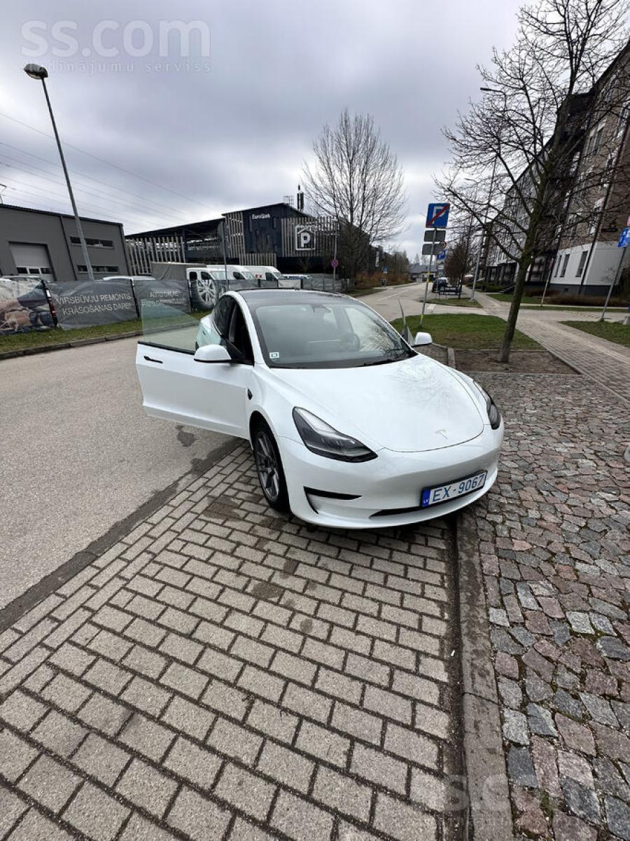 White Tesla Model 3 2021 in Riga, with an engine capacity of 0.00 L and mileage of 62 thousand km for 21640 €, photo 11 on AUTOMOTO.COM.LV