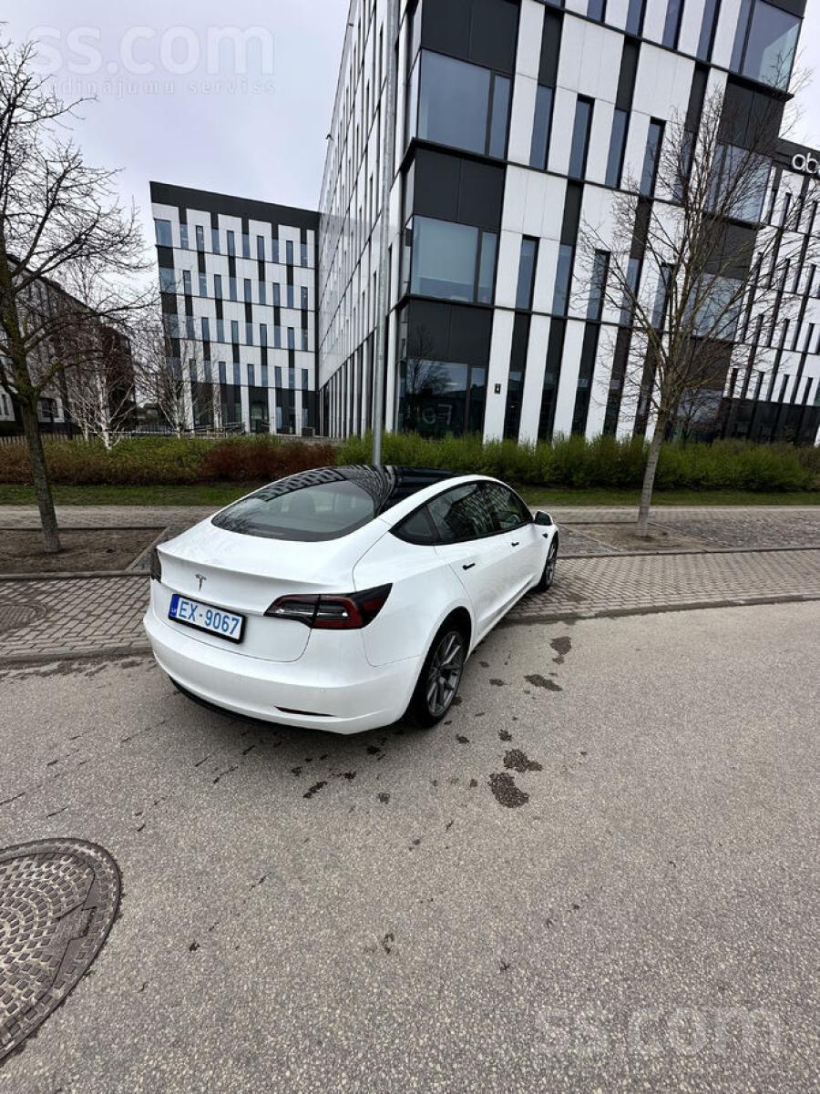 White Tesla Model 3 2021 in Riga, with an engine capacity of 0.00 L and mileage of 62 thousand km for 21640 €, photo 12 on AUTOMOTO.COM.LV