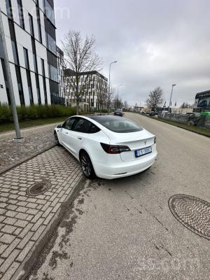 White Tesla Model 3 2021 in Riga, with an engine capacity of 0.00 L and mileage of 62 thousand km for 21640 €, photo 13 on AUTOMOTO.COM.LV
