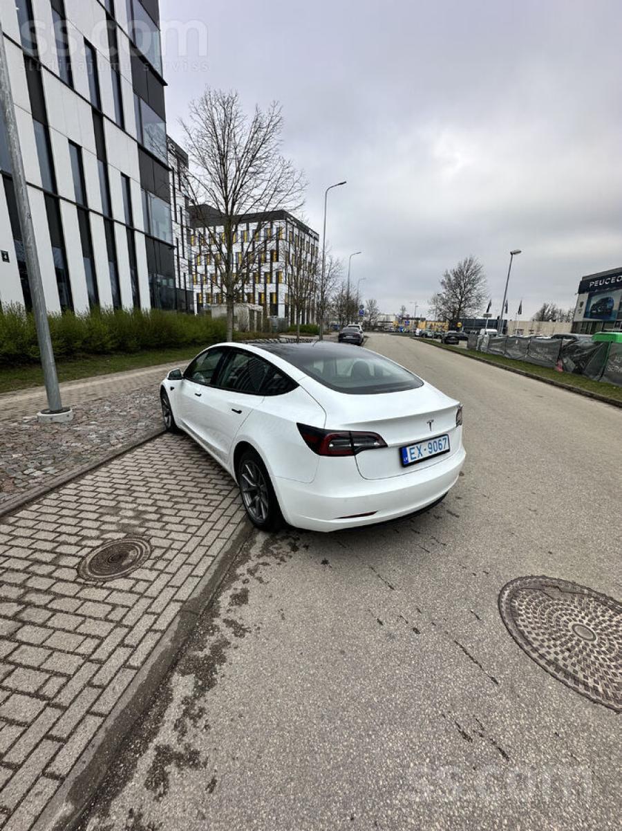 White Tesla Model 3 2021 in Riga, with an engine capacity of 0.00 L and mileage of 62 thousand km for 21640 €, photo 13 on AUTOMOTO.COM.LV
