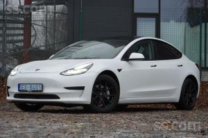 White Tesla Model 3 2021 in Riga, with an engine capacity of 0.00 L and mileage of 89 thousand km for 22390 €, photo 2 on AUTOMOTO.COM.LV