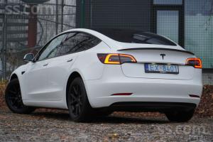 White Tesla Model 3 2021 in Riga, with an engine capacity of 0.00 L and mileage of 89 thousand km for 22390 €, photo 7 on AUTOMOTO.COM.LV
