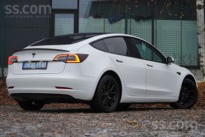 White Tesla Model 3 2021 in Riga, with an engine capacity of 0.00 L and mileage of 89 thousand km for 22390 €, photo 8 on AUTOMOTO.COM.LV