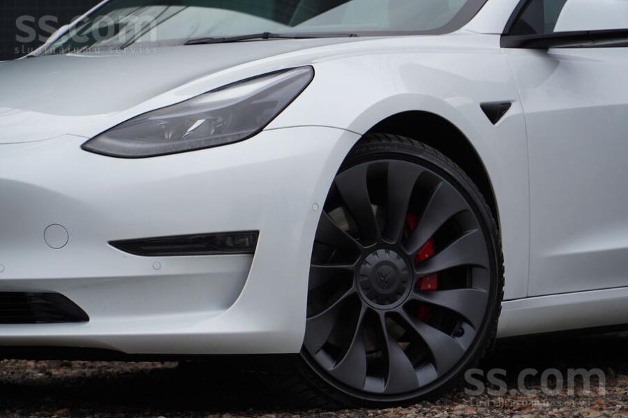 White Tesla Model 3 2021 in Riga, with an engine capacity of 0.00 L and mileage of 92 thousand km for 27990 €, photo 3 on AUTOMOTO.COM.LV