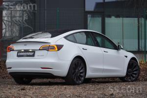 White Tesla Model 3 2021 in Riga, with an engine capacity of 0.00 L and mileage of 92 thousand km for 27990 €, photo 6 on AUTOMOTO.COM.LV