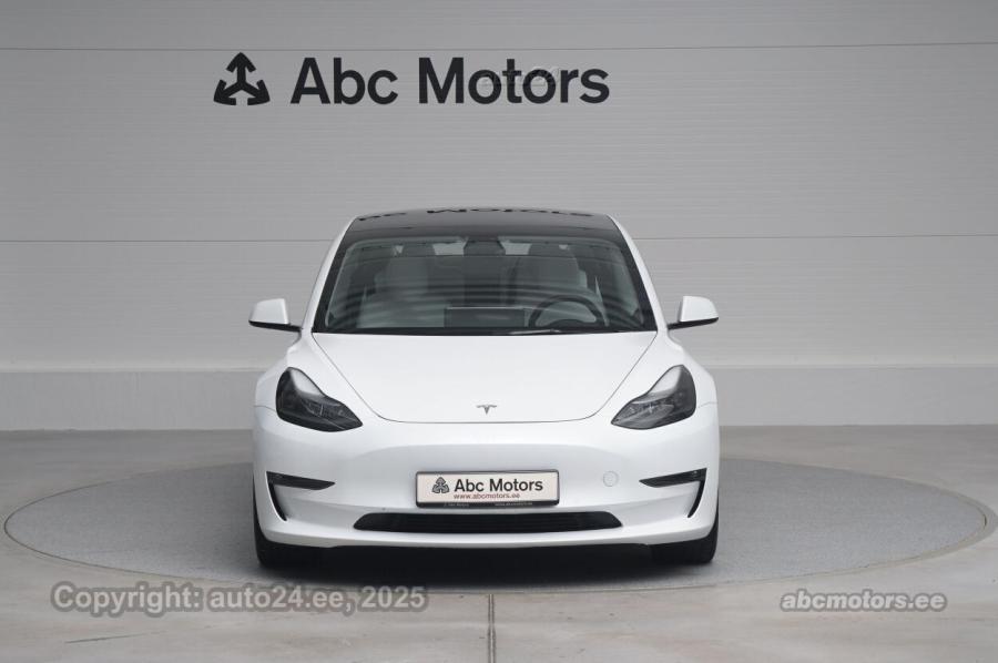 Balts Tesla Model 3 2021 Tallina, ar dzinēja tilpumu 0.00 L un nobraukumu 56 tūkst. km par 29900 €, foto 2 vietnē AUTOMOTO.COM.LV