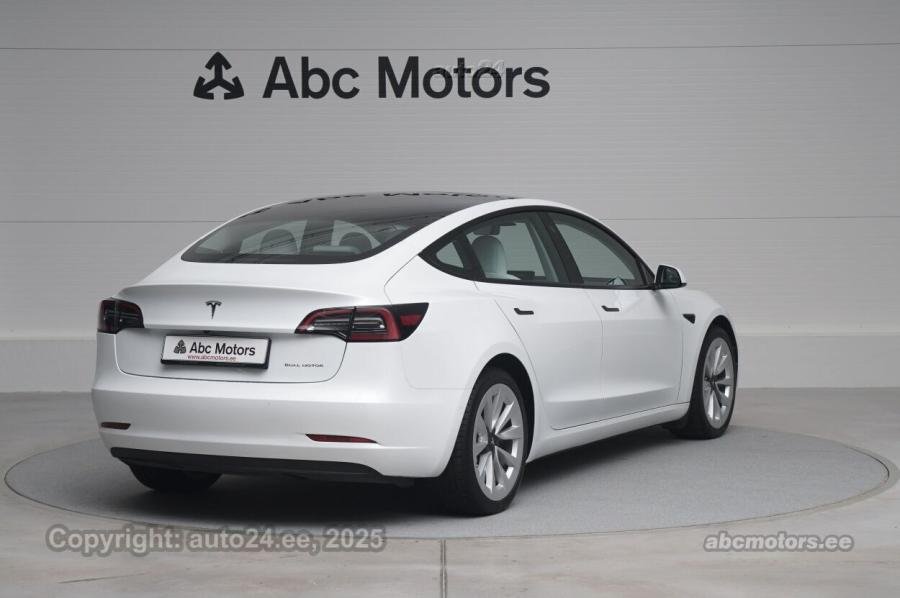 Balts Tesla Model 3 2021 Tallina, ar dzinēja tilpumu 0.00 L un nobraukumu 56 tūkst. km par 29900 €, foto 4 vietnē AUTOMOTO.COM.LV