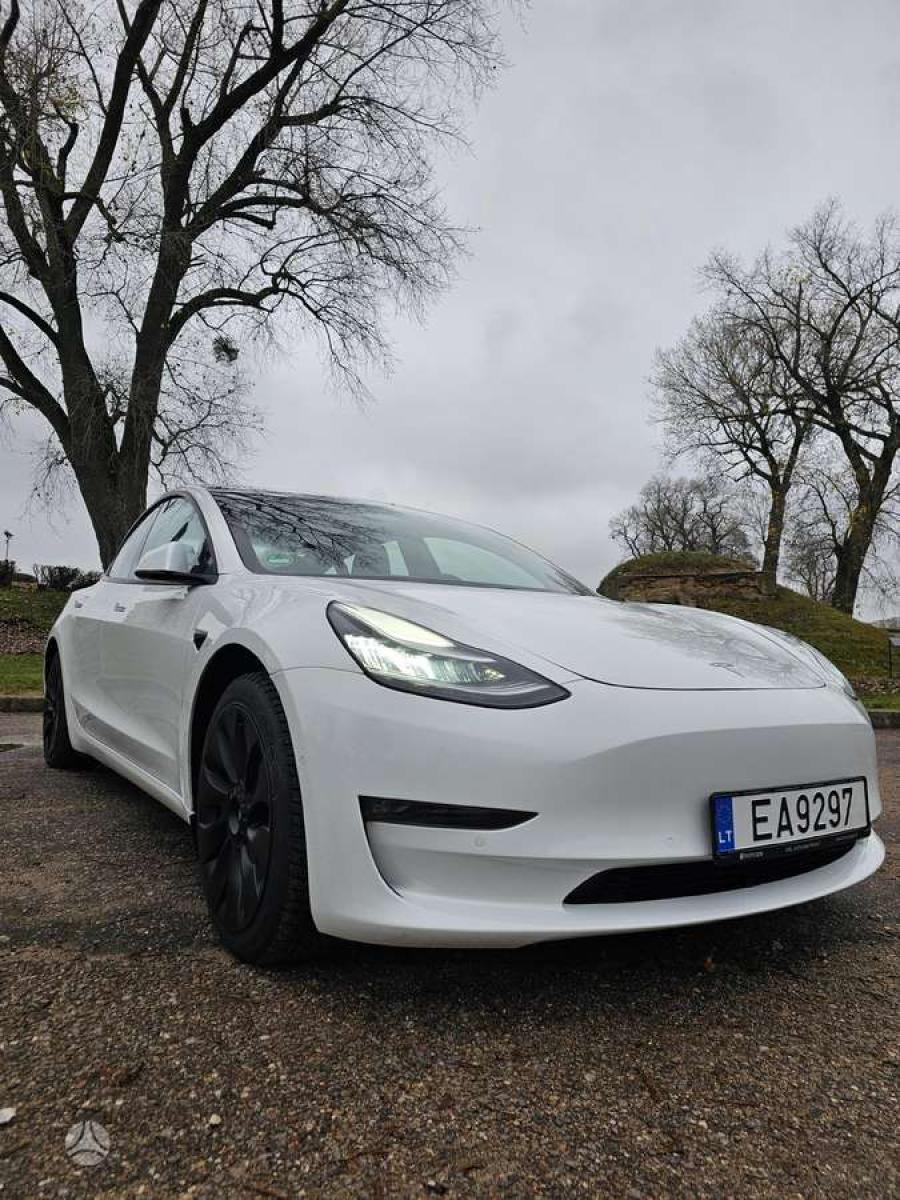 Balts Tesla Model 3 2021 Kauņa, ar dzinēja tilpumu 0.00 L un nobraukumu 134 tūkst. km par 24999 €, foto 1 vietnē AUTOMOTO.COM.LV