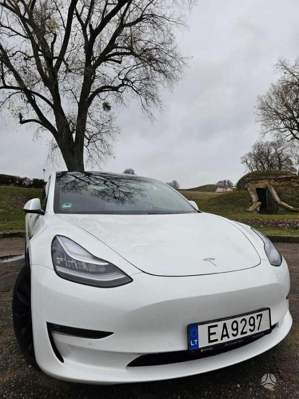 White Tesla Model 3 2021 in Kaunas, with an engine capacity of 0.00 L and mileage of 134 thousand km for 24999 €, photo 3 on AUTOMOTO.COM.LV