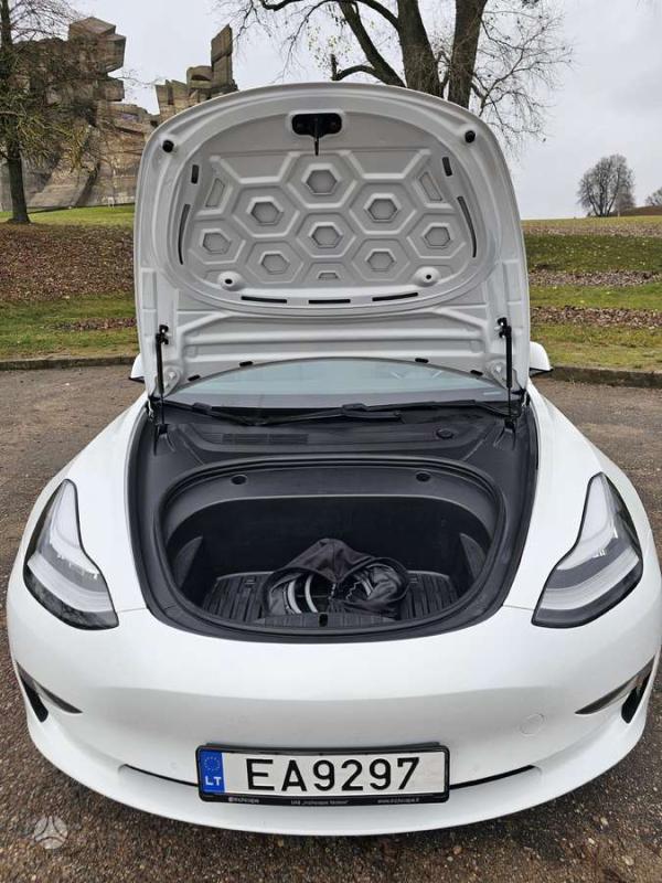 White Tesla Model 3 2021 in Kaunas, with an engine capacity of 0.00 L and mileage of 134 thousand km for 24999 €, photo 10 on AUTOMOTO.COM.LV