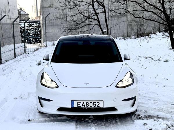 White Tesla Model 3 2021 in Klaipeda, with an engine capacity of 0.00 L and mileage of 53 thousand km for 19500 €, photo 1 on AUTOMOTO.COM.LV