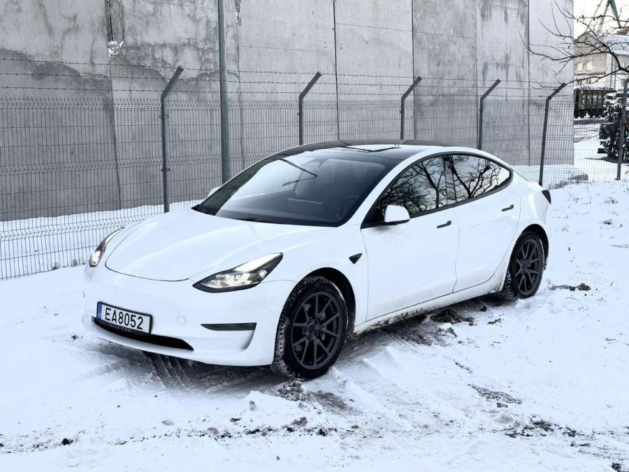 White Tesla Model 3 2021 in Klaipeda, with an engine capacity of 0.00 L and mileage of 53 thousand km for 19500 €, photo 2 on AUTOMOTO.COM.LV