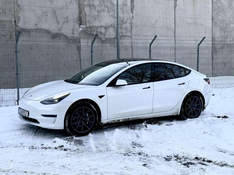 White Tesla Model 3 2021 in Klaipeda, with an engine capacity of 0.00 L and mileage of 53 thousand km for 19500 €, photo 3 on AUTOMOTO.COM.LV