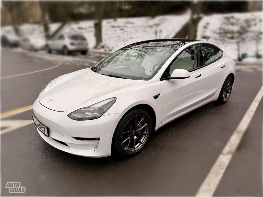 Balts Tesla Model 3 2021 Viļņa, ar dzinēja tilpumu 0.00 L un nobraukumu 93 tūkst. km par 23999 €, foto 1 vietnē AUTOMOTO.COM.LV