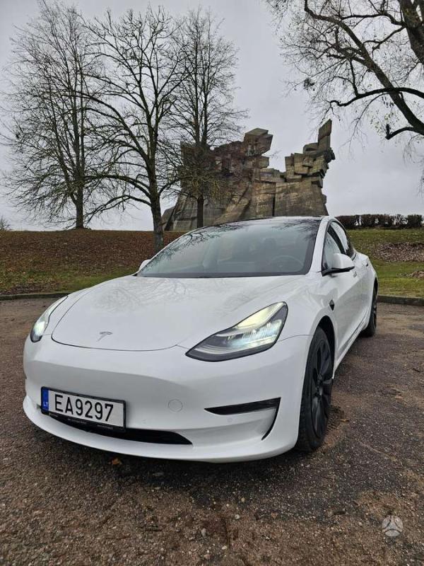 White Tesla Model 3 2021 in Kaunas, with an engine capacity of 0.00 L and mileage of 134 thousand km for 24399 €, photo 2 on AUTOMOTO.COM.LV